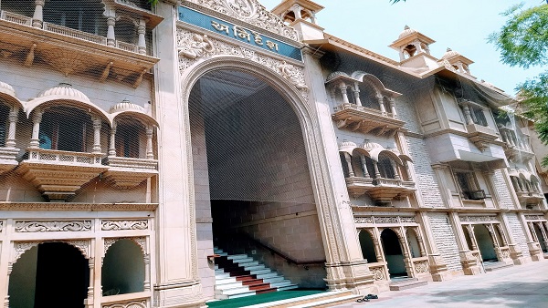 વડોદરા: હરિધામ-સોખડા મંદીરમાં સંતોએ કરી મારામારી, યુવકના પિતાએ કહ્યું ...